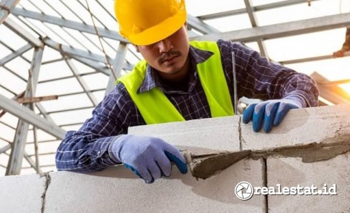 Segini Harga Jasa Tukang Bangunan Harian Terbaru 2025, Catat Ya!